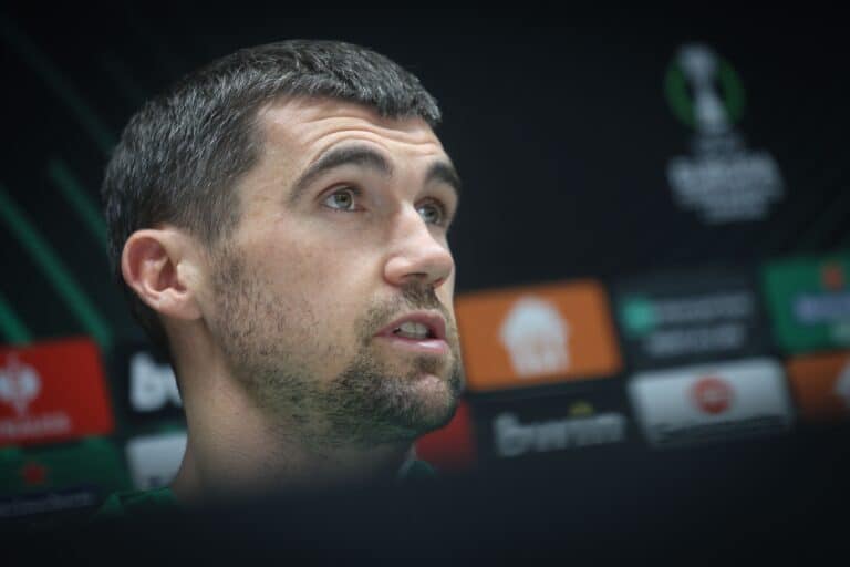 Matthew Ryan flies to France to complete Lens transfer
